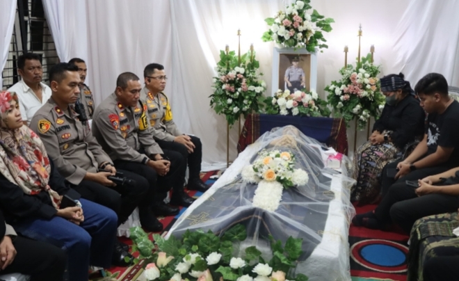 Kombes Teddy Melayat AKP Edisman Purba